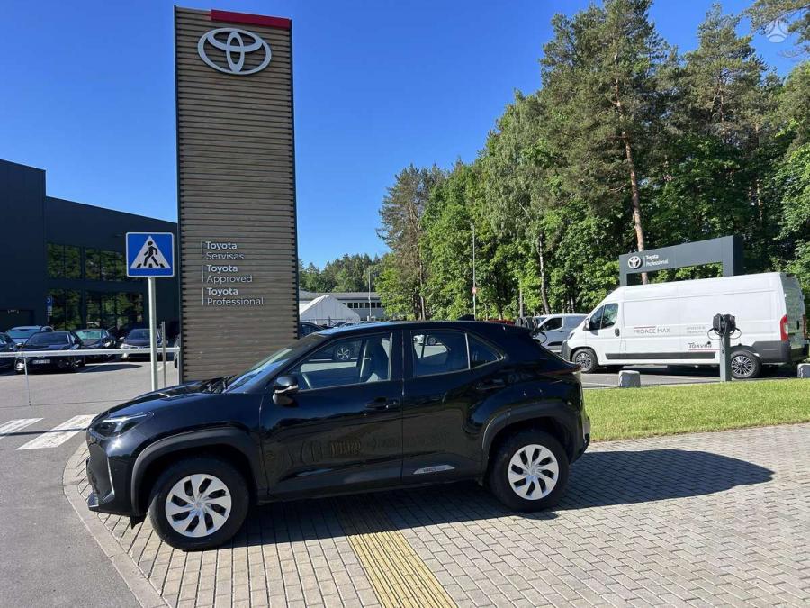 Черный Тойота Yaris Cross 2024 в Вильнюс, объемом двигателя 1.50 л и пробегом 30 тыс. км за 19300 €, фото 1 на AUTOMOTO.COM.LV