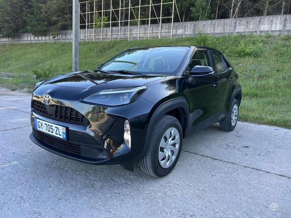 Black Toyota Yaris Cross 2024 in Vilnius, with an engine capacity of 1.50 L and mileage of 30 thousand km for 19300 €, photo 2 on AUTOMOTO.COM.LV