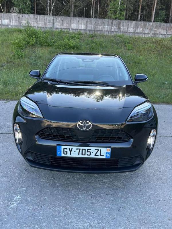Black Toyota Yaris Cross 2024 in Vilnius, with an engine capacity of 1.50 L and mileage of 30 thousand km for 19300 €, photo 3 on AUTOMOTO.COM.LV