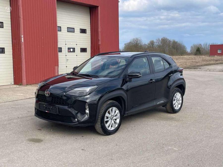 Melns Toyota Yaris Cross 2024 Viļņa, ar dzinēja tilpumu 1.49 L un nobraukumu 40 tūkst. km par 19500 €, foto 1 vietnē AUTOMOTO.COM.LV