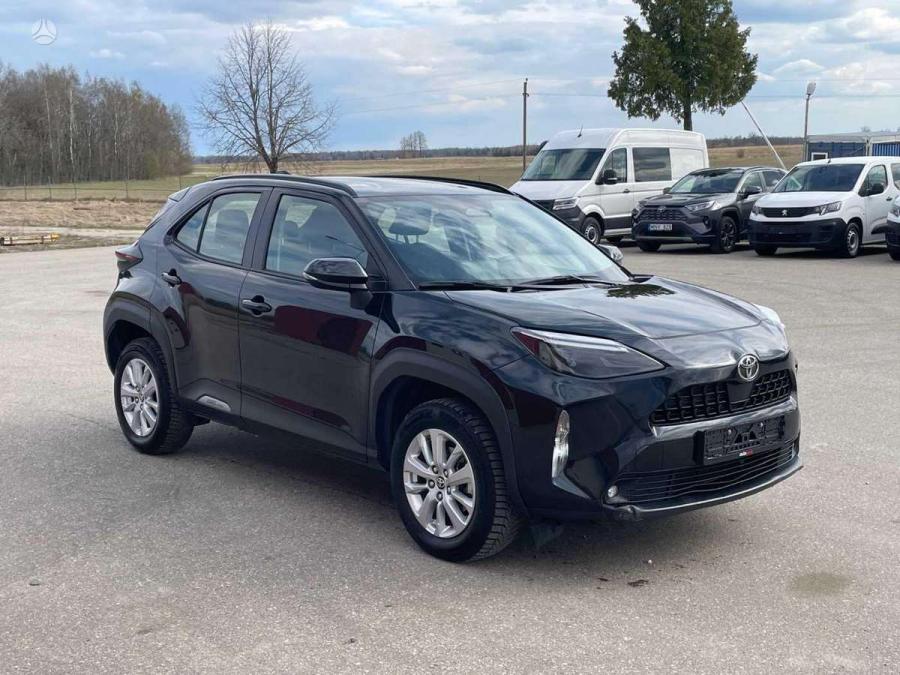 Melns Toyota Yaris Cross 2024 Viļņa, ar dzinēja tilpumu 1.49 L un nobraukumu 40 tūkst. km par 19500 €, foto 3 vietnē AUTOMOTO.COM.LV