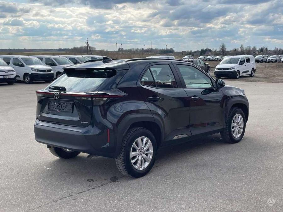 Melns Toyota Yaris Cross 2024 Viļņa, ar dzinēja tilpumu 1.49 L un nobraukumu 40 tūkst. km par 19500 €, foto 4 vietnē AUTOMOTO.COM.LV