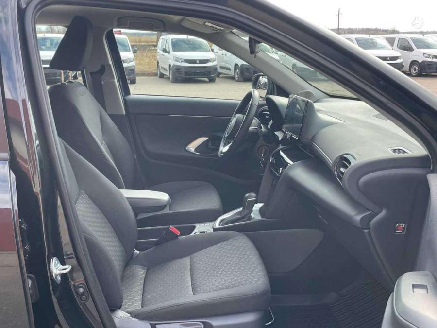 Melns Toyota Yaris Cross 2024 Viļņa, ar dzinēja tilpumu 1.49 L un nobraukumu 40 tūkst. km par 19500 €, foto 7 vietnē AUTOMOTO.COM.LV
