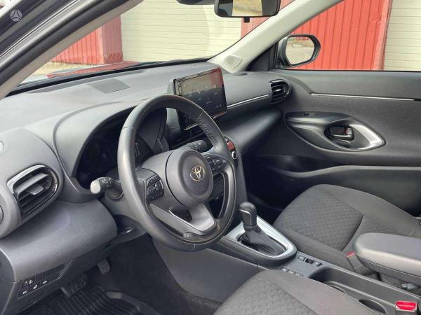 Black Toyota Yaris Cross 2024 in Vilnius, with an engine capacity of 1.49 L and mileage of 40 thousand km for 19500 €, photo 8 on AUTOMOTO.COM.LV