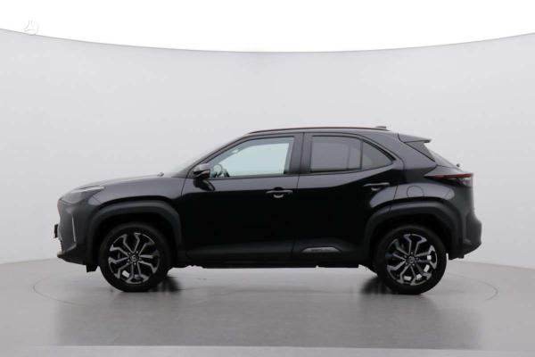 Black Toyota Yaris Cross 2025 in Vilnius, with an engine capacity of 1.49 L and mileage of 23 thousand km for 26990 €, photo 3 on AUTOMOTO.COM.LV