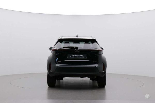 Black Toyota Yaris Cross 2025 in Vilnius, with an engine capacity of 1.49 L and mileage of 23 thousand km for 26990 €, photo 4 on AUTOMOTO.COM.LV