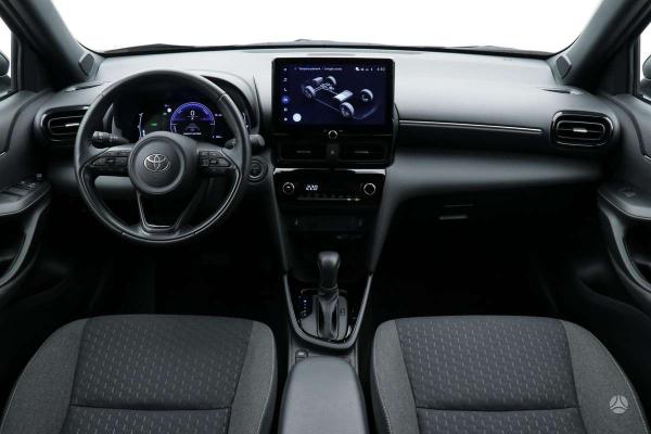 Black Toyota Yaris Cross 2025 in Vilnius, with an engine capacity of 1.49 L and mileage of 23 thousand km for 26990 €, photo 6 on AUTOMOTO.COM.LV