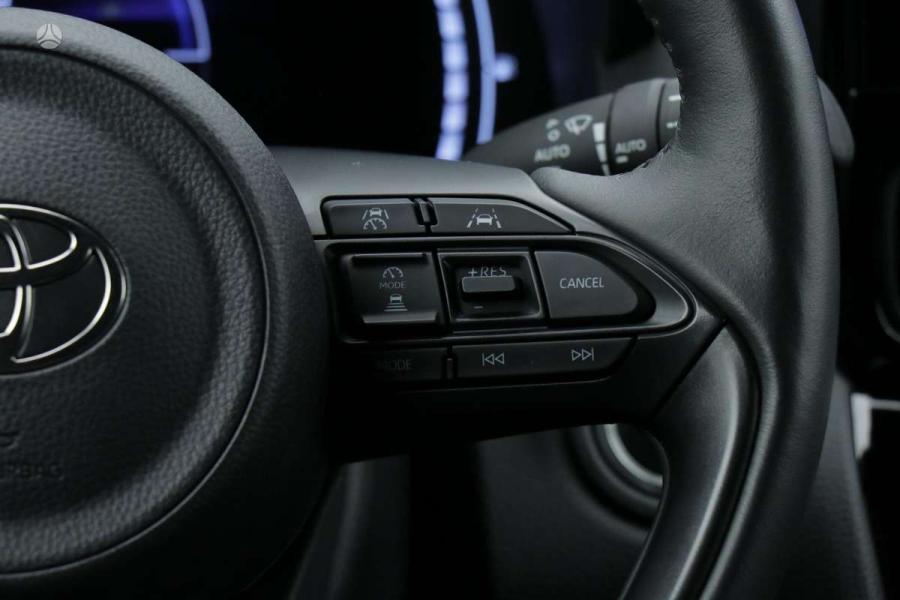 Черный Тойота Yaris Cross 2025 в Вильнюс, объемом двигателя 1.49 л и пробегом 23 тыс. км за 26990 €, фото 28 на AUTOMOTO.COM.LV