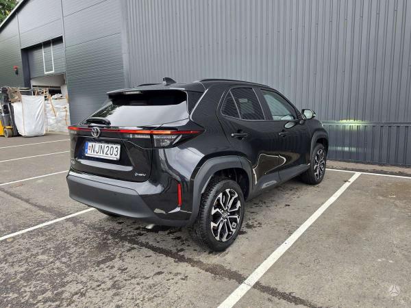 Black Toyota Yaris Cross 2025 in Kaunas, with an engine capacity of 1.49 L and mileage of 23 thousand km for 13900 €, photo 4 on AUTOMOTO.COM.LV
