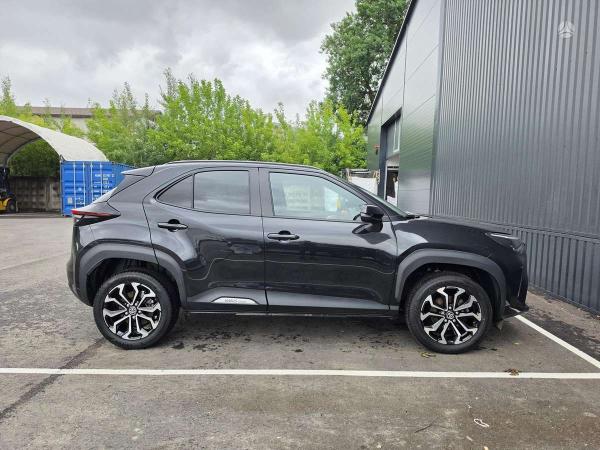 Black Toyota Yaris Cross 2025 in Kaunas, with an engine capacity of 1.49 L and mileage of 23 thousand km for 13900 €, photo 5 on AUTOMOTO.COM.LV