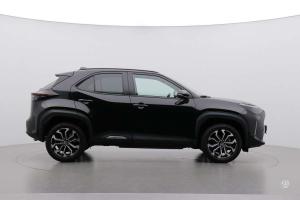 Black Toyota Yaris Cross 2025 in Vilnius, with an engine capacity of 1.49 L and mileage of 23 thousand km for 26990 €, photo 5 on AUTOMOTO.COM.LV