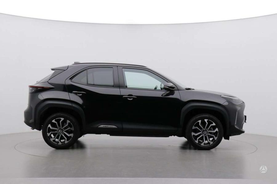 Black Toyota Yaris Cross 2025 in Vilnius, with an engine capacity of 1.49 L and mileage of 23 thousand km for 26990 €, photo 5 on AUTOMOTO.COM.LV