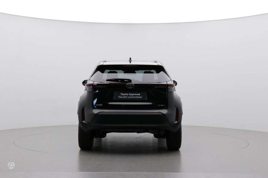 Black Toyota Yaris Cross 2025 in Vilnius, with an engine capacity of 1.49 L and mileage of 23 thousand km for 26990 €, photo 6 on AUTOMOTO.COM.LV