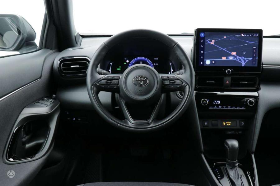 Black Toyota Yaris Cross 2025 in Vilnius, with an engine capacity of 1.49 L and mileage of 23 thousand km for 26990 €, photo 9 on AUTOMOTO.COM.LV