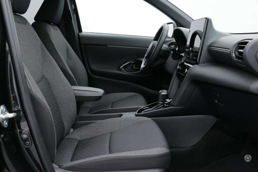 Black Toyota Yaris Cross 2025 in Vilnius, with an engine capacity of 1.49 L and mileage of 23 thousand km for 26990 €, photo 10 on AUTOMOTO.COM.LV