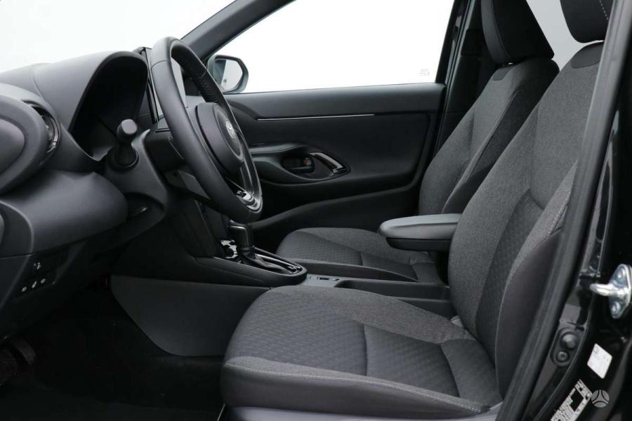 Black Toyota Yaris Cross 2025 in Vilnius, with an engine capacity of 1.49 L and mileage of 23 thousand km for 26990 €, photo 13 on AUTOMOTO.COM.LV