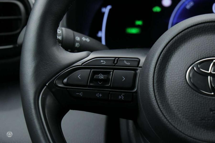 Black Toyota Yaris Cross 2025 in Vilnius, with an engine capacity of 1.49 L and mileage of 23 thousand km for 26990 €, photo 28 on AUTOMOTO.COM.LV