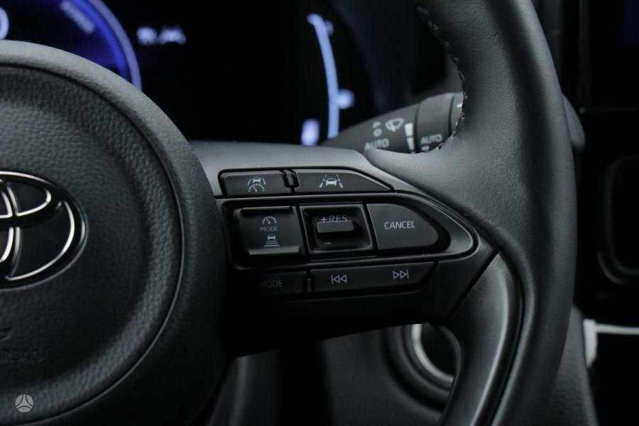 Black Toyota Yaris Cross 2025 in Vilnius, with an engine capacity of 1.49 L and mileage of 23 thousand km for 26990 €, photo 29 on AUTOMOTO.COM.LV