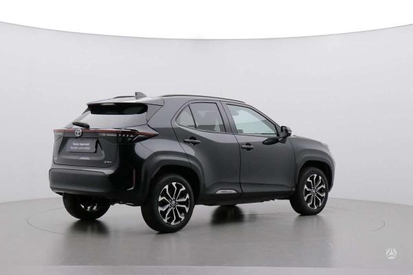 Черный Тойота Yaris Cross 2025 в Вильнюс, объемом двигателя 1.49 л и пробегом 32 тыс. км за 26990 €, фото 3 на AUTOMOTO.COM.LV
