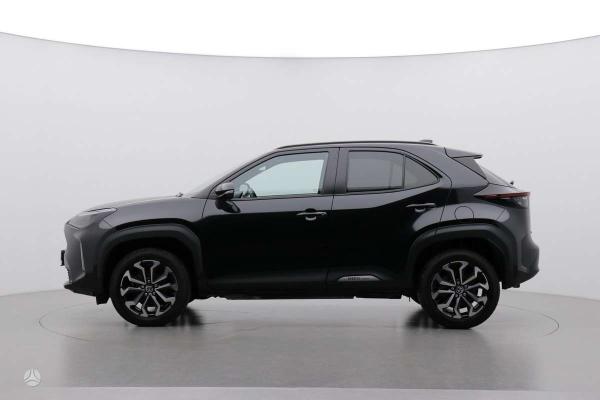 Черный Тойота Yaris Cross 2025 в Вильнюс, объемом двигателя 1.49 л и пробегом 32 тыс. км за 26990 €, фото 4 на AUTOMOTO.COM.LV