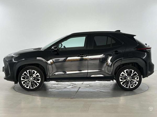 Black Toyota Yaris Cross 2025 in Vilnius, with an engine capacity of 1.49 L and mileage of 67 thousand km for 25900 €, photo 3 on AUTOMOTO.COM.LV