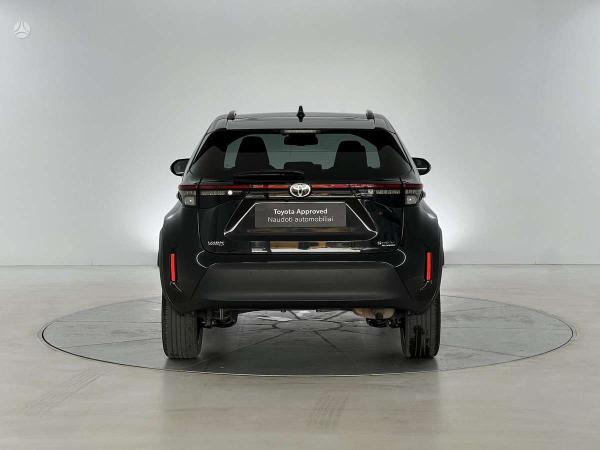 Black Toyota Yaris Cross 2025 in Vilnius, with an engine capacity of 1.49 L and mileage of 67 thousand km for 25900 €, photo 4 on AUTOMOTO.COM.LV