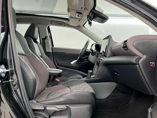 Black Toyota Yaris Cross 2025 in Vilnius, with an engine capacity of 1.49 L and mileage of 67 thousand km for 25900 €, photo 6 on AUTOMOTO.COM.LV