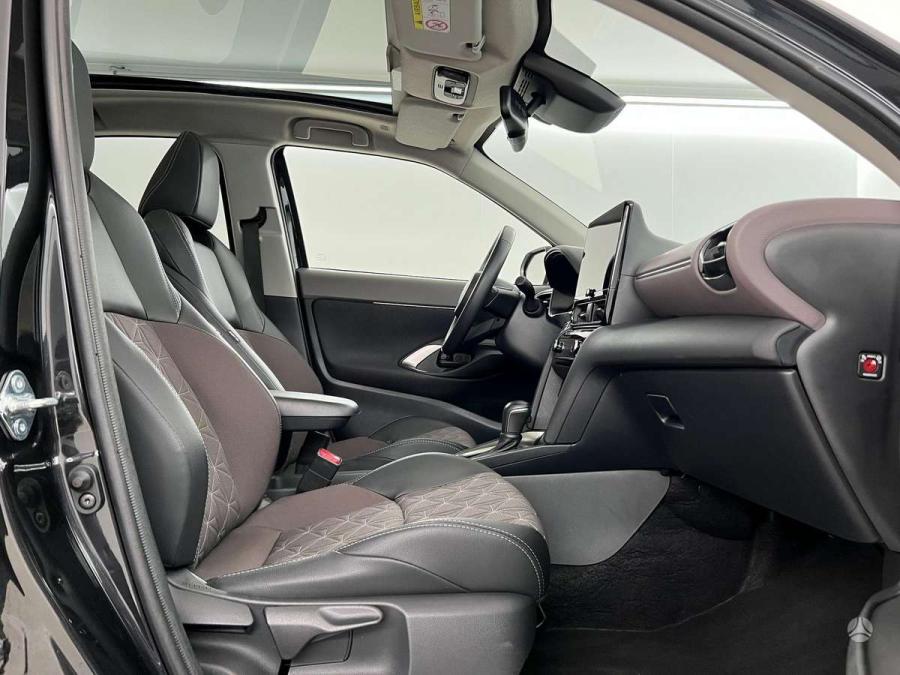 Черный Тойота Yaris Cross 2025 в Вильнюс, объемом двигателя 1.49 л и пробегом 67 тыс. км за 25900 €, фото 7 на AUTOMOTO.COM.LV