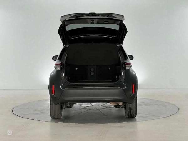 Black Toyota Yaris Cross 2025 in Vilnius, with an engine capacity of 1.49 L and mileage of 67 thousand km for 25900 €, photo 10 on AUTOMOTO.COM.LV