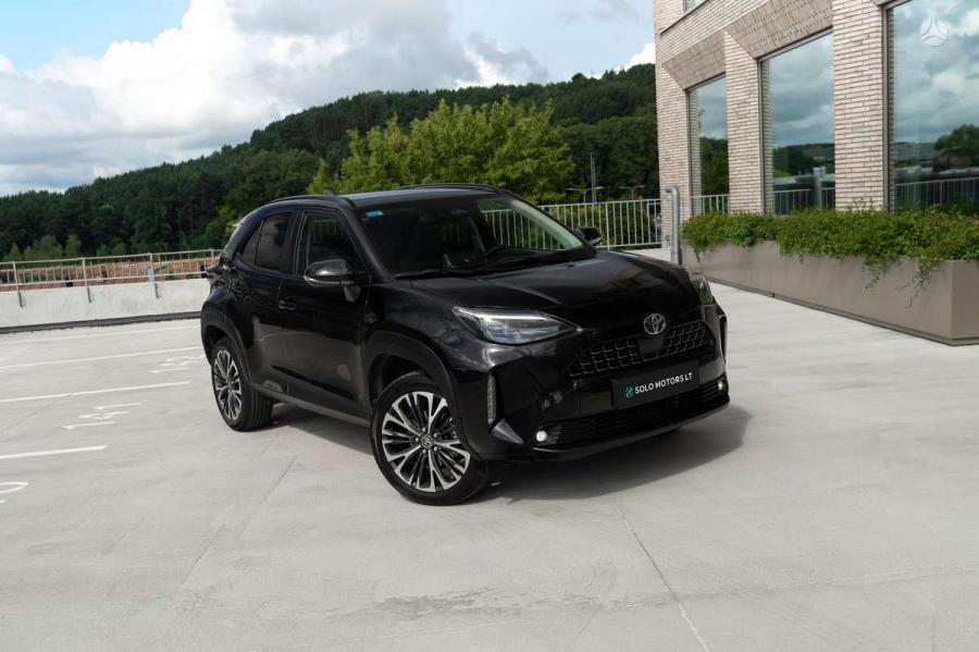 Черный Тойота Yaris Cross 2025 в Вильнюс, объемом двигателя 1.49 л и пробегом 17 тыс. км за 25950 €, фото 1 на AUTOMOTO.COM.LV