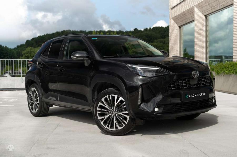 Черный Тойота Yaris Cross 2025 в Вильнюс, объемом двигателя 1.49 л и пробегом 17 тыс. км за 25950 €, фото 3 на AUTOMOTO.COM.LV