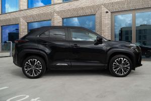 Черный Тойота Yaris Cross 2025 в Вильнюс, объемом двигателя 1.49 л и пробегом 17 тыс. км за 25950 €, фото 4 на AUTOMOTO.COM.LV