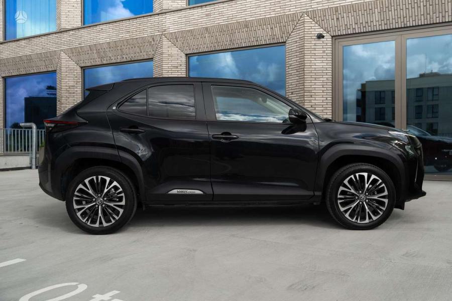 Черный Тойота Yaris Cross 2025 в Вильнюс, объемом двигателя 1.49 л и пробегом 17 тыс. км за 25950 €, фото 4 на AUTOMOTO.COM.LV