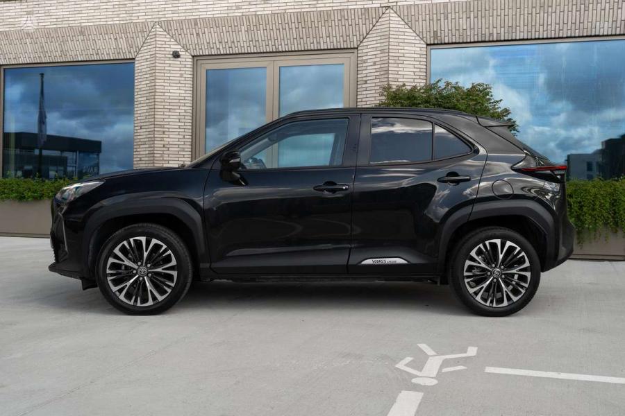 Черный Тойота Yaris Cross 2025 в Вильнюс, объемом двигателя 1.49 л и пробегом 17 тыс. км за 25950 €, фото 7 на AUTOMOTO.COM.LV