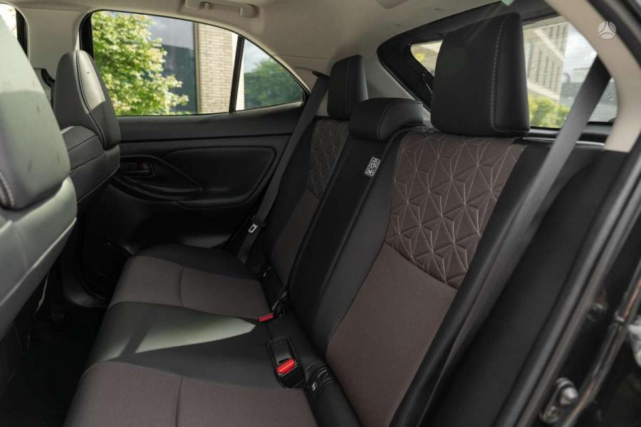 Черный Тойота Yaris Cross 2025 в Вильнюс, объемом двигателя 1.49 л и пробегом 17 тыс. км за 25950 €, фото 13 на AUTOMOTO.COM.LV