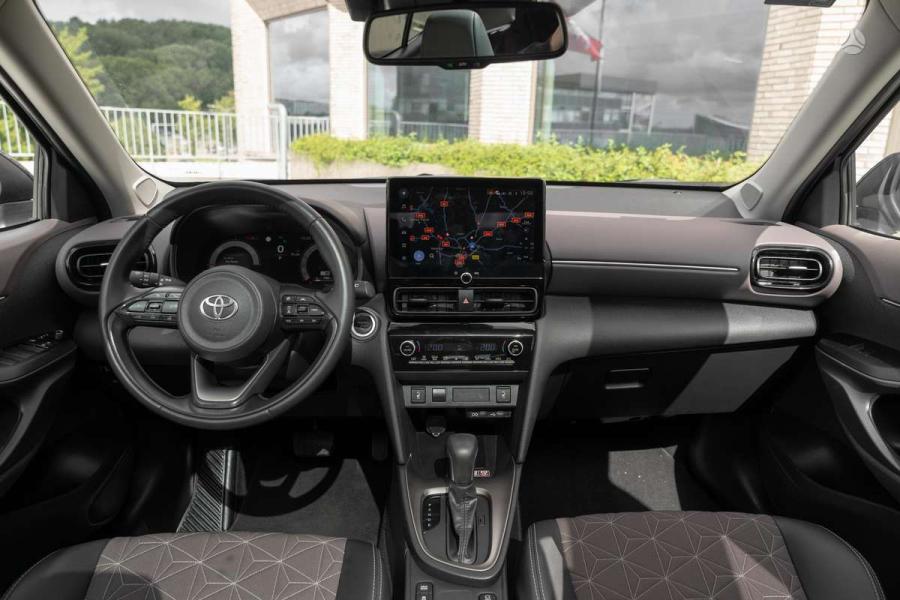 Черный Тойота Yaris Cross 2025 в Вильнюс, объемом двигателя 1.49 л и пробегом 17 тыс. км за 25950 €, фото 15 на AUTOMOTO.COM.LV