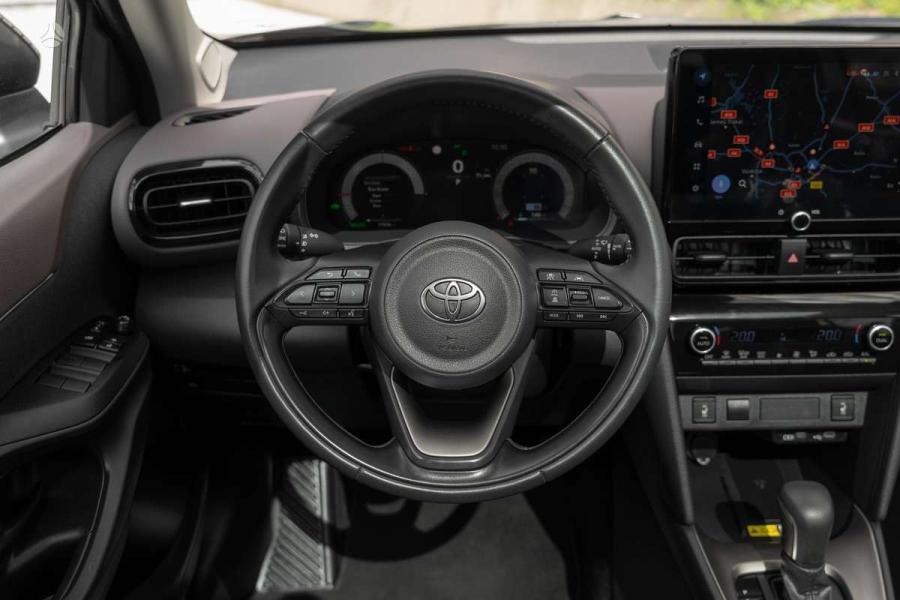 Черный Тойота Yaris Cross 2025 в Вильнюс, объемом двигателя 1.49 л и пробегом 17 тыс. км за 25950 €, фото 16 на AUTOMOTO.COM.LV