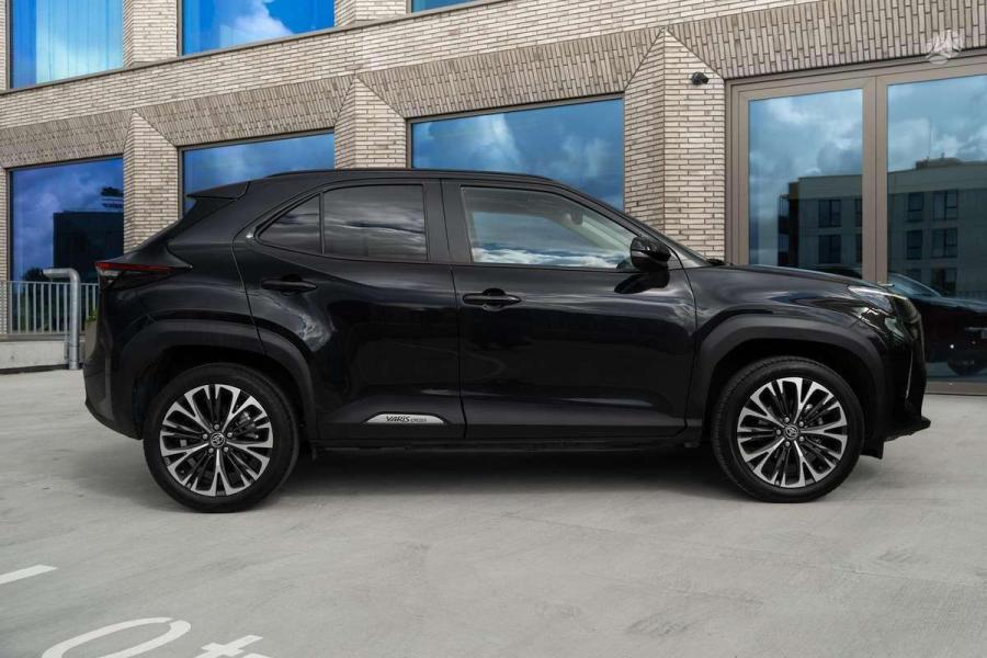 Melns Toyota Yaris Cross 2025 Viļņa, ar dzinēja tilpumu 1.49 L un nobraukumu 17 tūkst. km par 25500 €, foto 4 vietnē AUTOMOTO.COM.LV