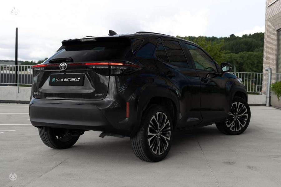 Melns Toyota Yaris Cross 2025 Viļņa, ar dzinēja tilpumu 1.49 L un nobraukumu 17 tūkst. km par 25500 €, foto 5 vietnē AUTOMOTO.COM.LV