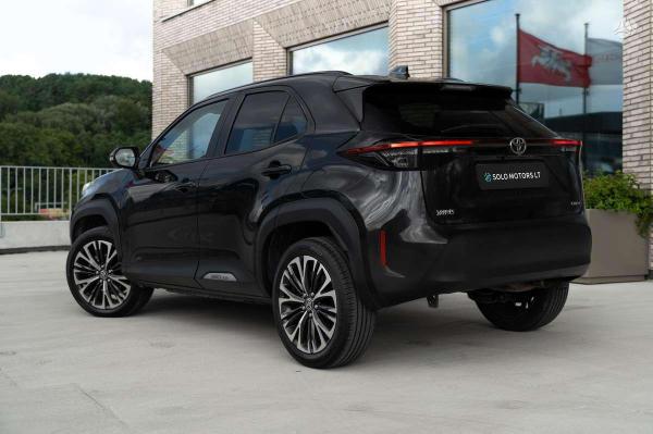 Melns Toyota Yaris Cross 2025 Viļņa, ar dzinēja tilpumu 1.49 L un nobraukumu 17 tūkst. km par 25500 €, foto 6 vietnē AUTOMOTO.COM.LV