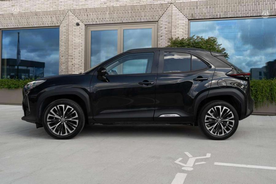Melns Toyota Yaris Cross 2025 Viļņa, ar dzinēja tilpumu 1.49 L un nobraukumu 17 tūkst. km par 25500 €, foto 7 vietnē AUTOMOTO.COM.LV