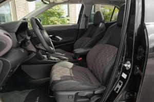 Melns Toyota Yaris Cross 2025 Viļņa, ar dzinēja tilpumu 1.49 L un nobraukumu 17 tūkst. km par 25500 €, foto 12 vietnē AUTOMOTO.COM.LV