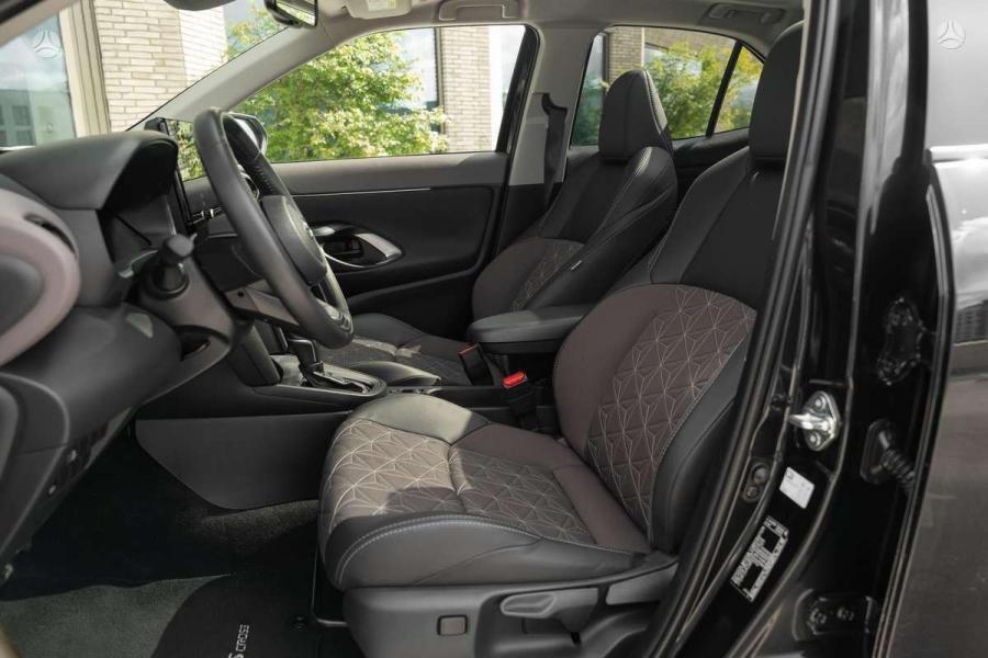 Melns Toyota Yaris Cross 2025 Viļņa, ar dzinēja tilpumu 1.49 L un nobraukumu 17 tūkst. km par 25500 €, foto 12 vietnē AUTOMOTO.COM.LV