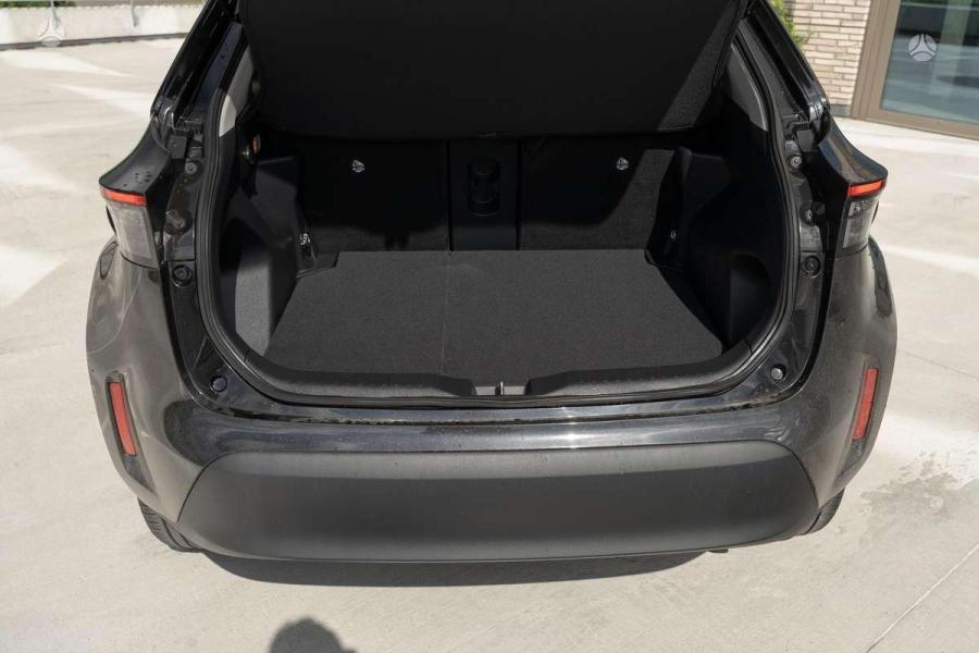 Melns Toyota Yaris Cross 2025 Viļņa, ar dzinēja tilpumu 1.49 L un nobraukumu 17 tūkst. km par 25500 €, foto 14 vietnē AUTOMOTO.COM.LV
