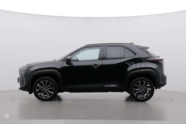 Black Toyota Yaris Cross 2025 in Vilnius, with an engine capacity of 1.49 L and mileage of 27 thousand km for 26990 €, photo 5 on AUTOMOTO.COM.LV