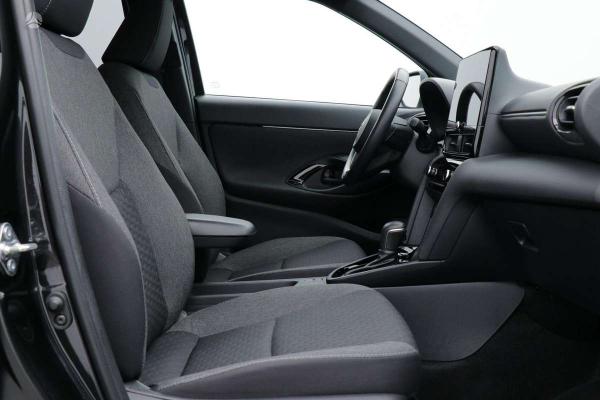 Black Toyota Yaris Cross 2025 in Vilnius, with an engine capacity of 1.49 L and mileage of 27 thousand km for 26990 €, photo 10 on AUTOMOTO.COM.LV