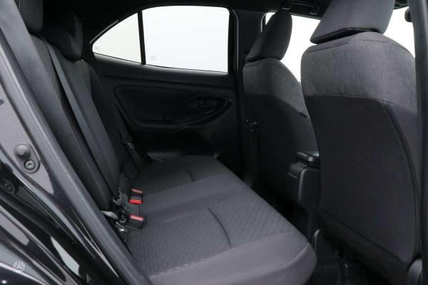 Black Toyota Yaris Cross 2025 in Vilnius, with an engine capacity of 1.49 L and mileage of 27 thousand km for 26990 €, photo 11 on AUTOMOTO.COM.LV