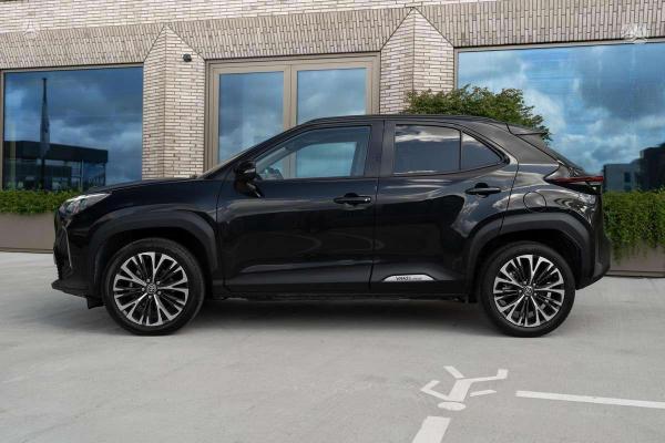 Melns Toyota Yaris Cross 2025 Viļņa, ar dzinēja tilpumu 1.49 L un nobraukumu 17 tūkst. km par 24950 €, foto 8 vietnē AUTOMOTO.COM.LV
