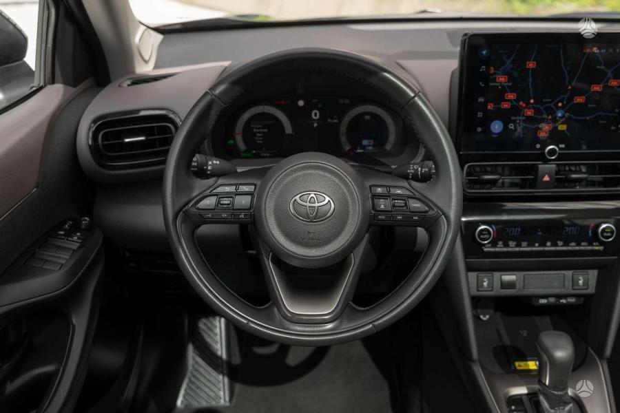 Черный Тойота Yaris Cross 2025 в Вильнюс, объемом двигателя 1.49 л и пробегом 17 тыс. км за 24950 €, фото 30 на AUTOMOTO.COM.LV