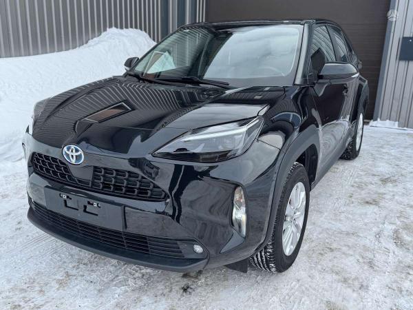 Black Toyota Yaris Cross 2021 in Telschi, with an engine capacity of 1.50 L and mileage of 44 thousand km for 18399 €, photo 1 on AUTOMOTO.COM.LV